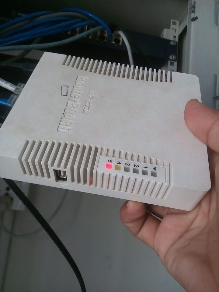 Red LED RB951 - MikroTik hardware general - MikroTik community forum